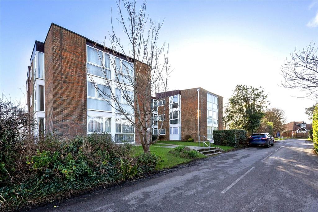 Sea Avenue, Rustington... 2 bed flat to rent - £1,350 pcm (£312 pw)