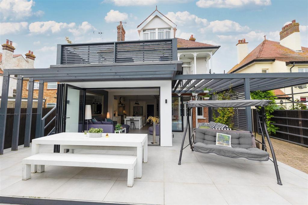 Trafalgar Road, Clacton-On-Sea, CO15 1 7 bed detached house - £600,000