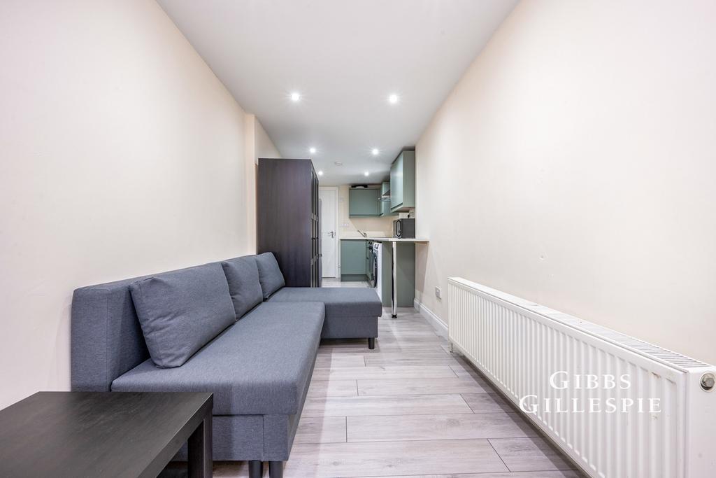 Wimborne Drive, Pinner, HA5 Studio to rent - £1,100 pcm (£254 pw)