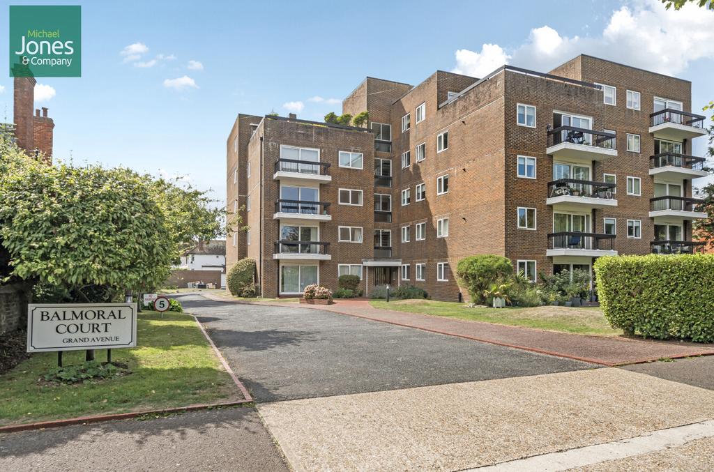 Balmoral Court, Grand Avenue, West... 2 bed flat - £1,300 pcm (£300 pw)