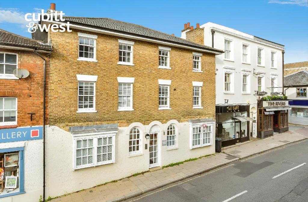 Bridge Street Leatherhead KT22 2 bed apartment - £1,595 pcm (£368 pw)