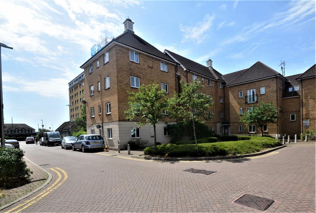 Royal Cresent, IG2 7NH 2 bed flat - £1,850 pcm (£427 pw)