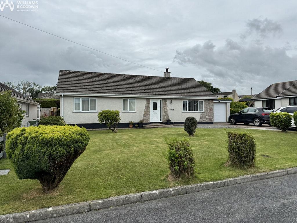 Maes Derwydd, Llangefni, Anglesey, LL77 3 bed bungalow for sale - £299,950