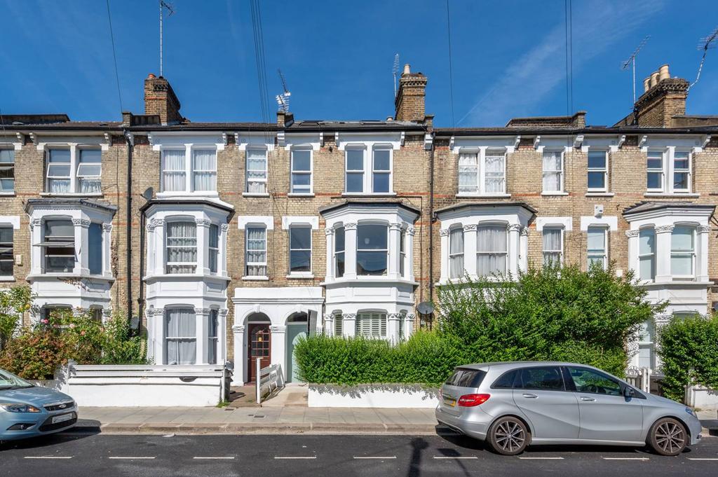 Davisville Road, Shepherd's Bush... 2 bed flat - £2,700 pcm (£623 pw)