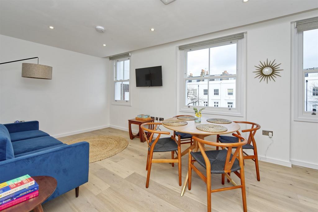 Earls Court Road, London, W8 2 bed flat to rent - £3,792 pcm (£875 pw)