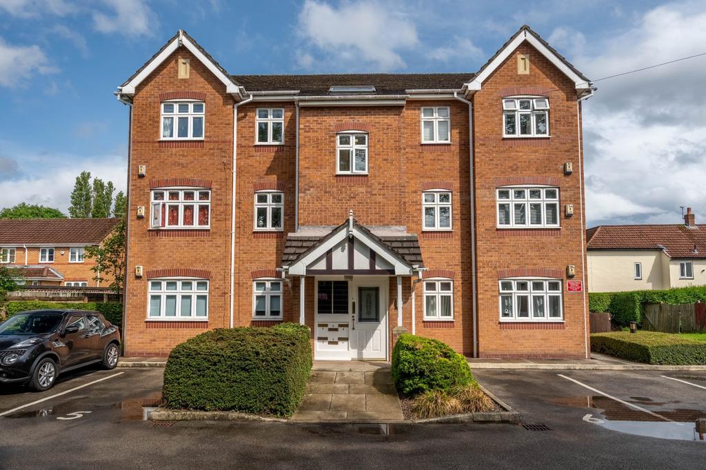Porlock Road, Baguley, Manchester, M23 2 bed parking to rent - £1,150 ...
