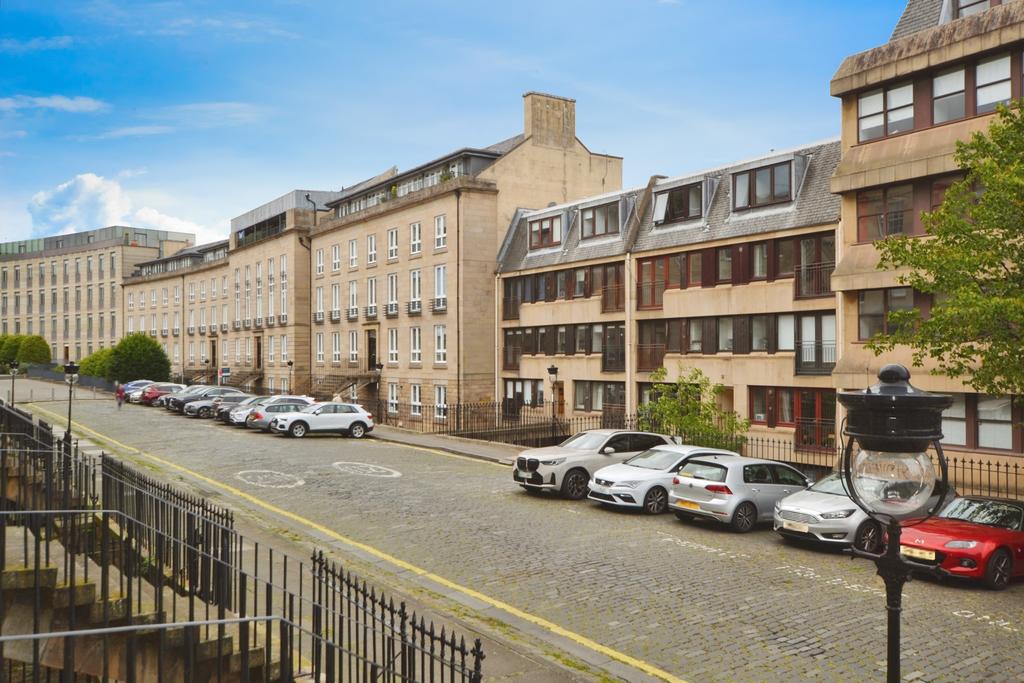 Fettes Row, New Town, Edinburgh, EH3 2 bed flat - £1,500 pcm (£346 pw)