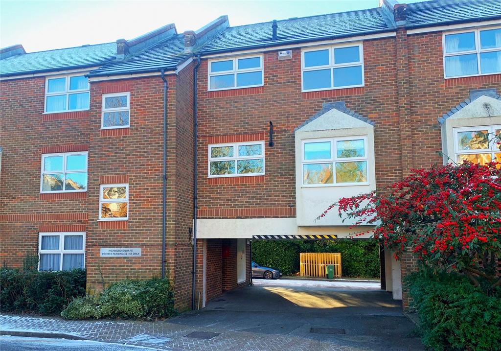 East Grinstead, West Sussex, RH19 2 bed apartment for sale - £215,000