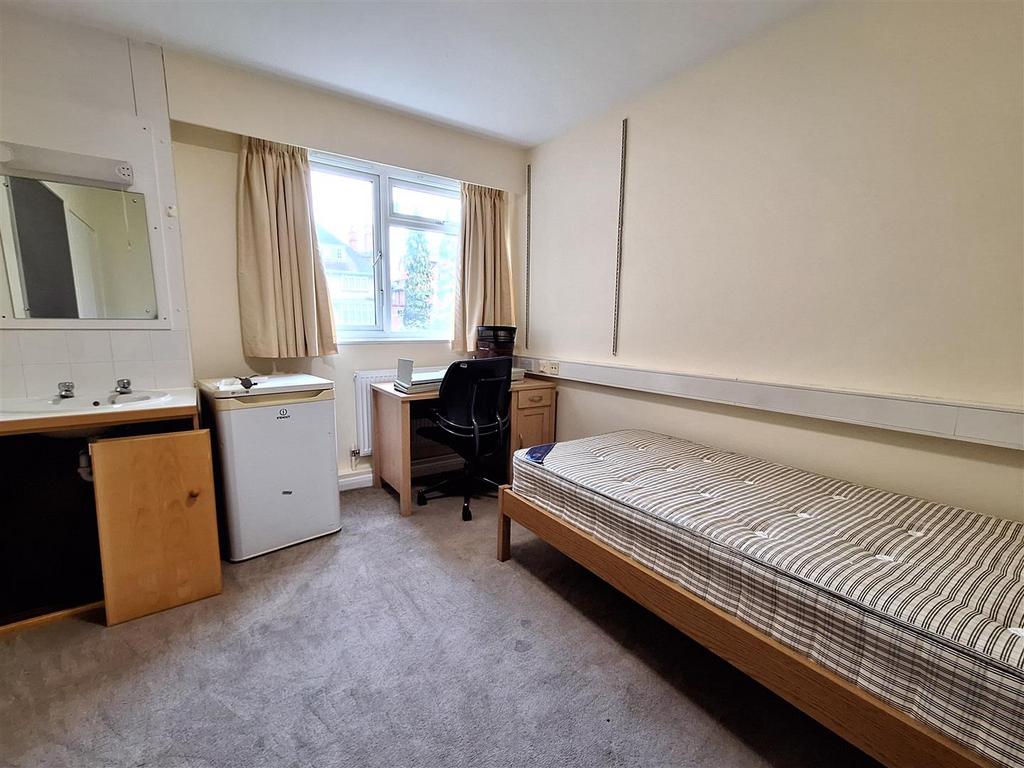 Room 13 Martindale Court 1 bed in a house share to rent - £500 pcm (£ ...