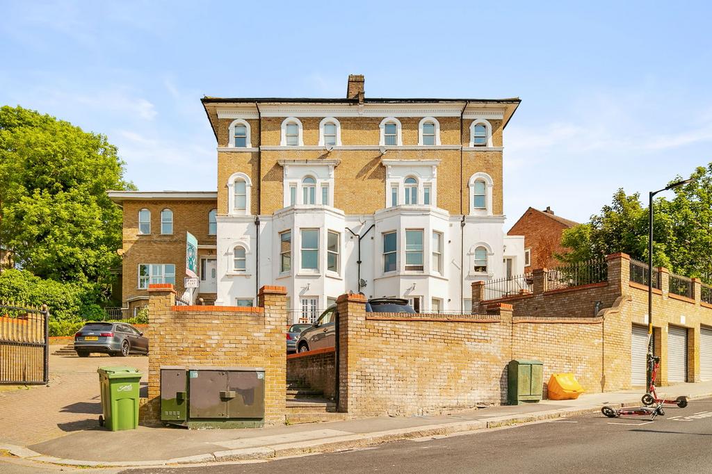 Overhill Road, London SE22 1 bed flat - £1,750 pcm (£404 pw)