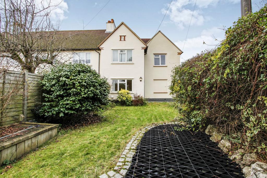 Farncombe Village, Godalming 2 bed property - £1,395 pcm (£322 pw)