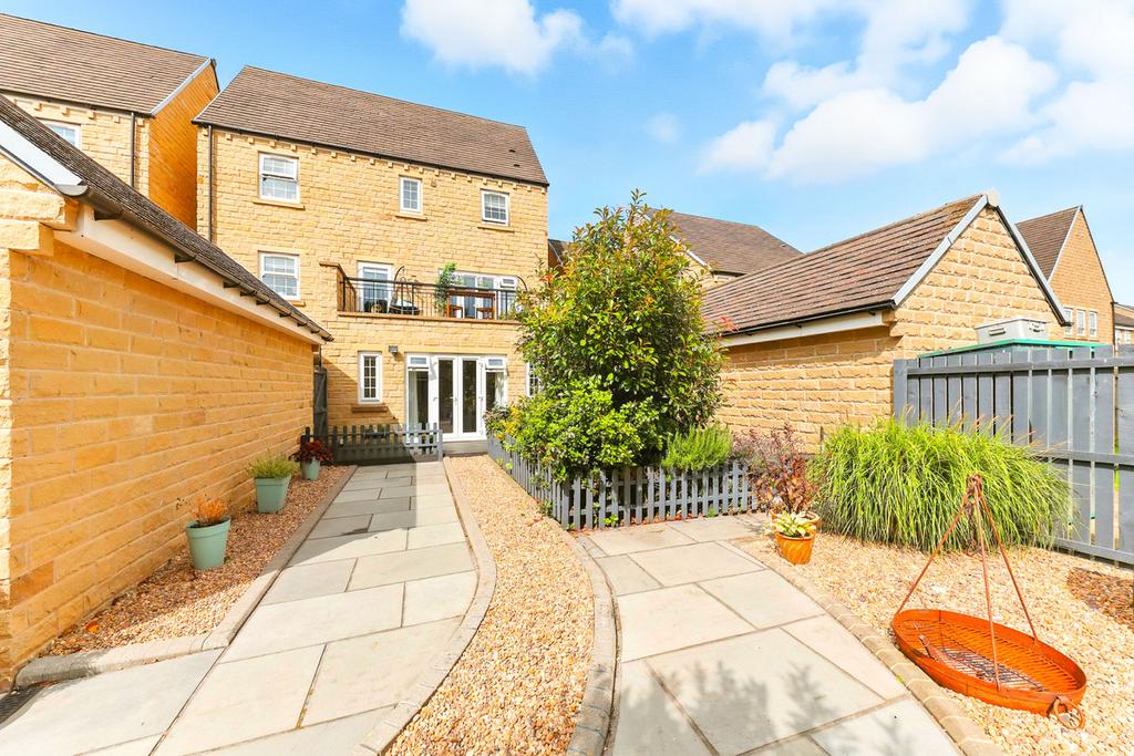 Mill Way, Otley, LS21 4 bed detached house for sale - £560,000
