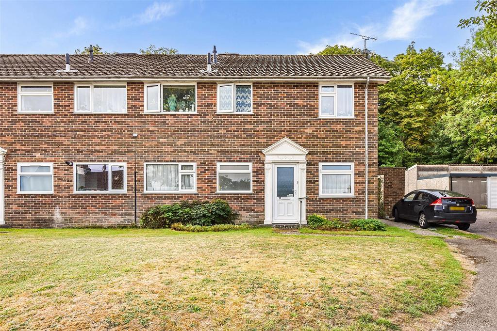 Neville Close, Andover 2 bed maisonette - £155,000