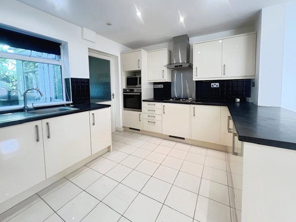 Onslow Gardens, Surrey SM6 4 bed semi-detached house - £2,450 pcm (£565 pw)