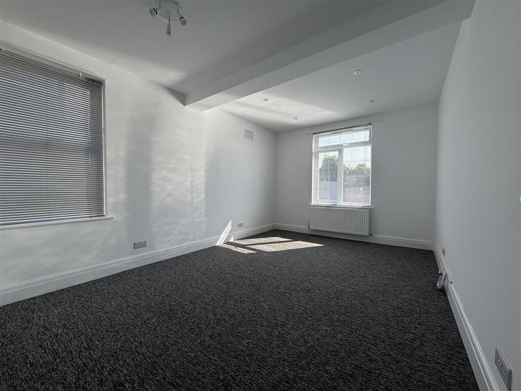 South Street, Tarring, BN14 7NB 2 bed flat - £1,325 pcm (£306 pw)