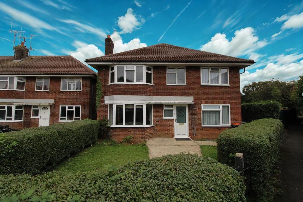 Bush Close, Toddington, Dunstable 2 bed flat - £1,150 pcm (£265 pw)