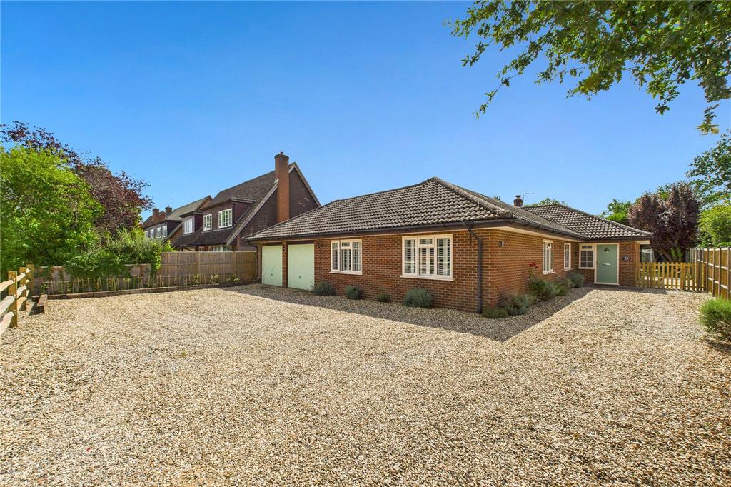 Pelican Road, Pamber Heath, Tadley... 5 bed bungalow for sale - £750,000