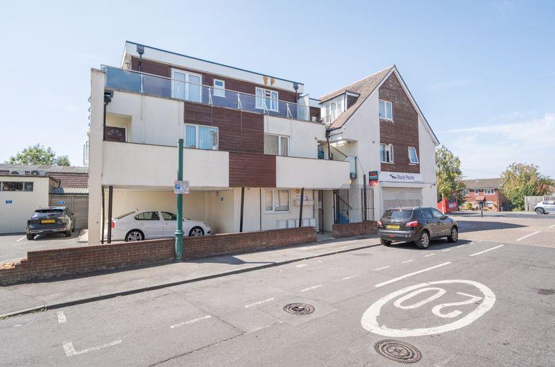 Stonecot Hill, Sutton 1 bed apartment - £1,100 pcm (£254 pw)