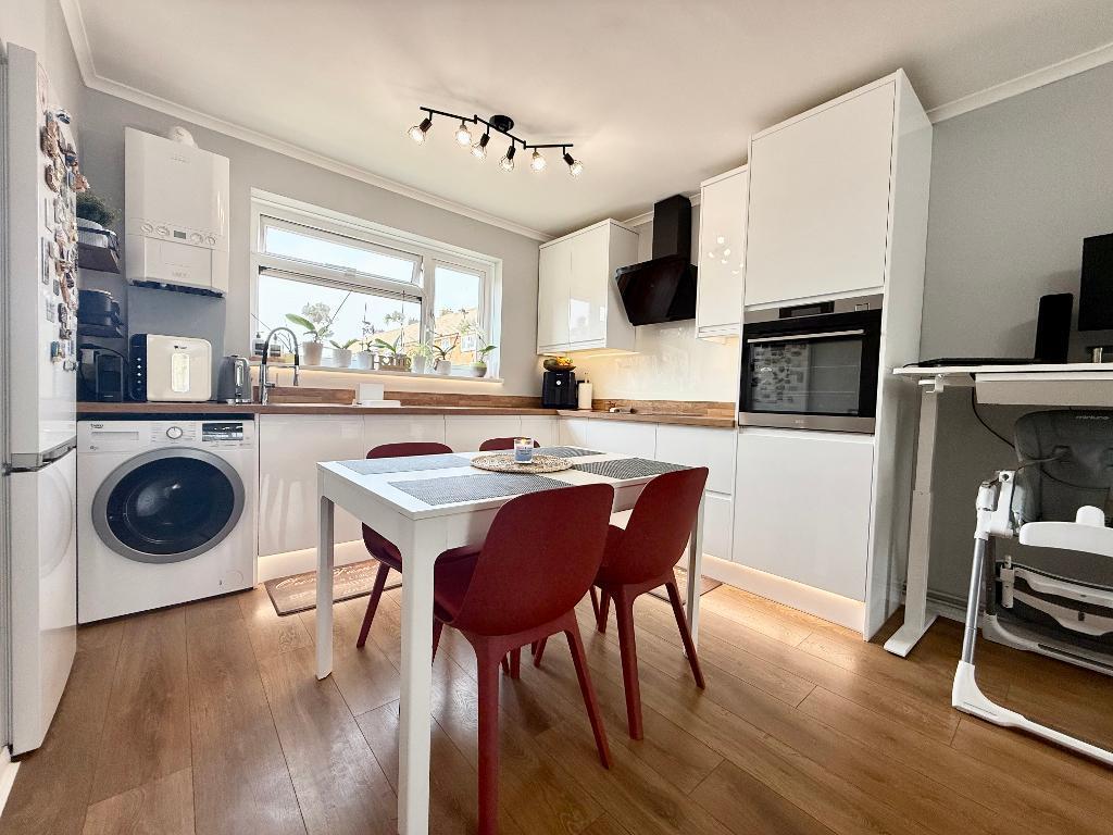 Ross Close, Farley Hill, Luton... 2 bed apartment - £190,000