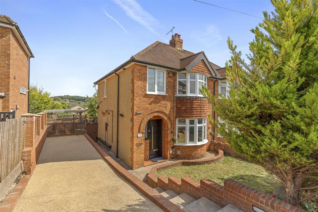 Kendalls Close, High Wycombe HP13 3 bed semi-detached house - £500,000