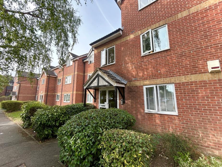 8 Foxglove Way, Wallington SM6 2 bed flat to rent - £1,525 pcm (£352 pw)
