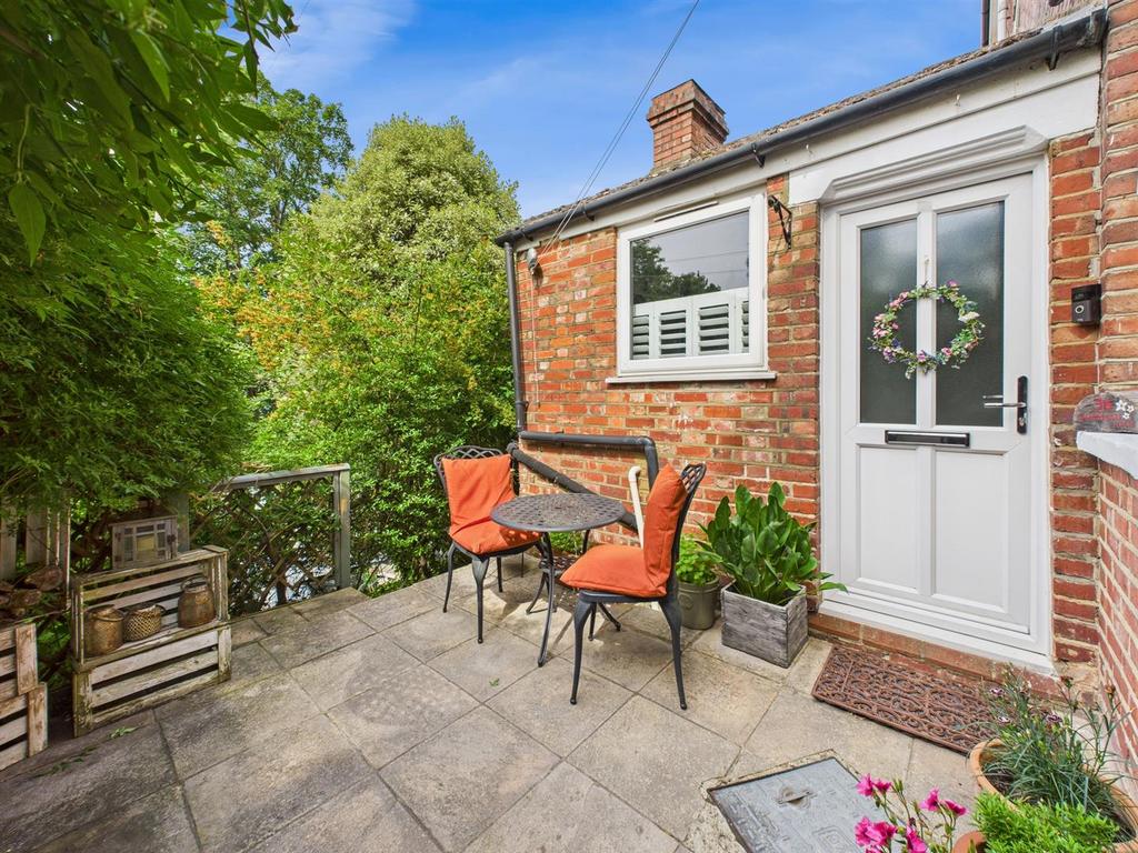 Farningham Road, Caterham CR3 1 bed maisonette - £220,000