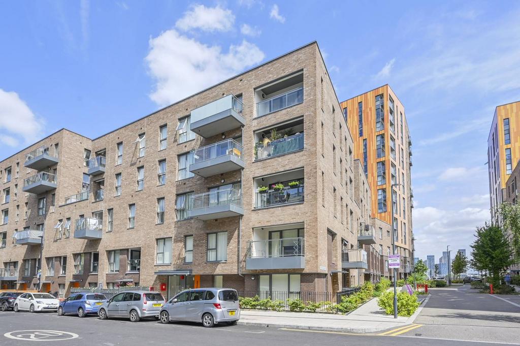 Rambler House, E14, Isle Of Dogs... 1 bed flat - £1,900 pcm (£438 pw)