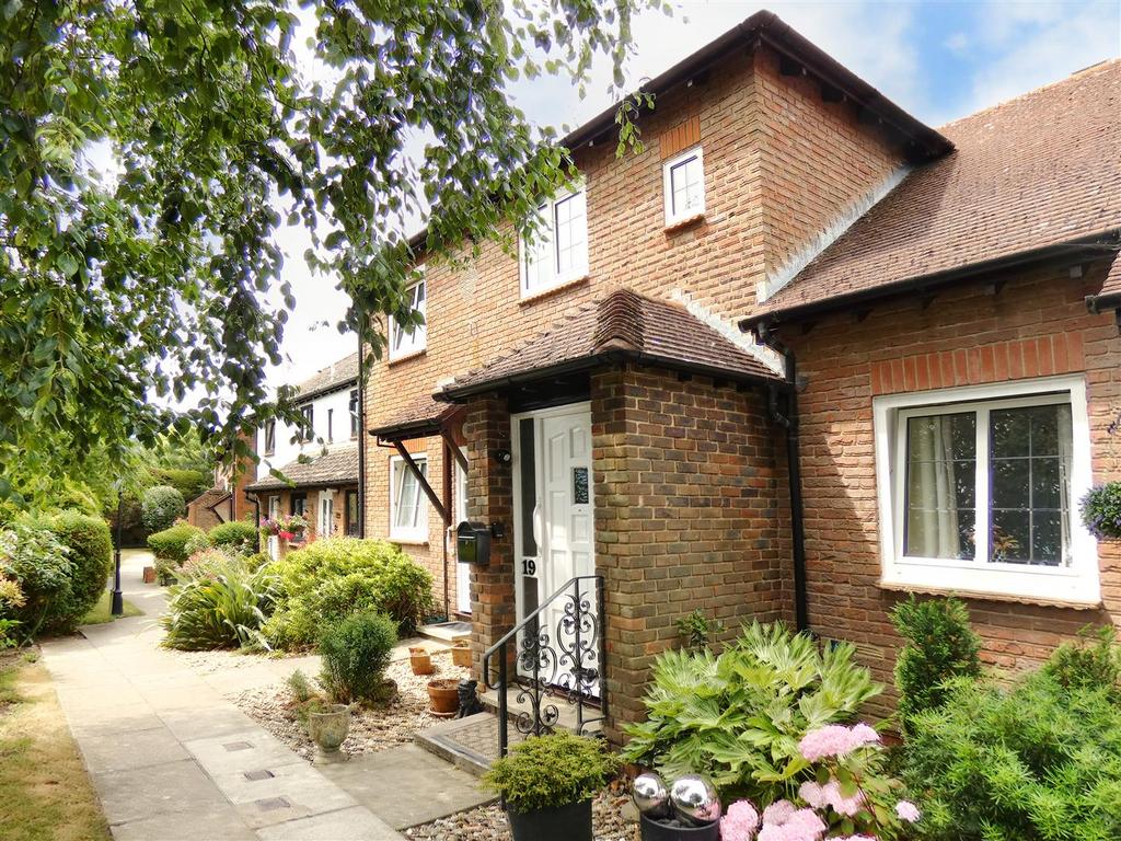The Street, Rustington BN16 2 bed penthouse - £250,000