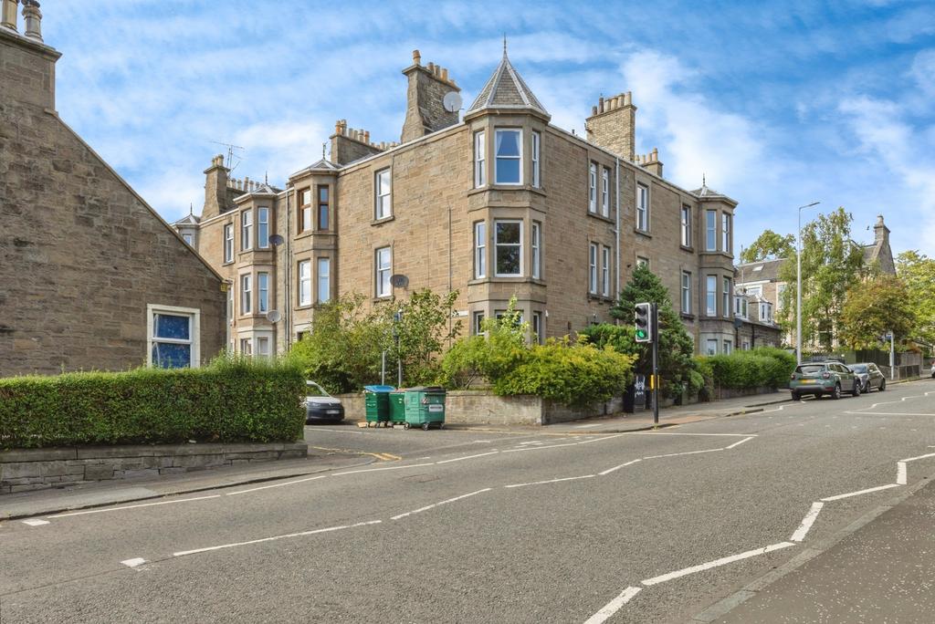Forfar Road, Angus DD4 2 bed flat for sale - £110,000