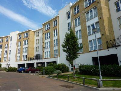 Fisgard Court, Admirals Way, DA12 2AW 2 bed apartment - £1,300 pcm (£ ...