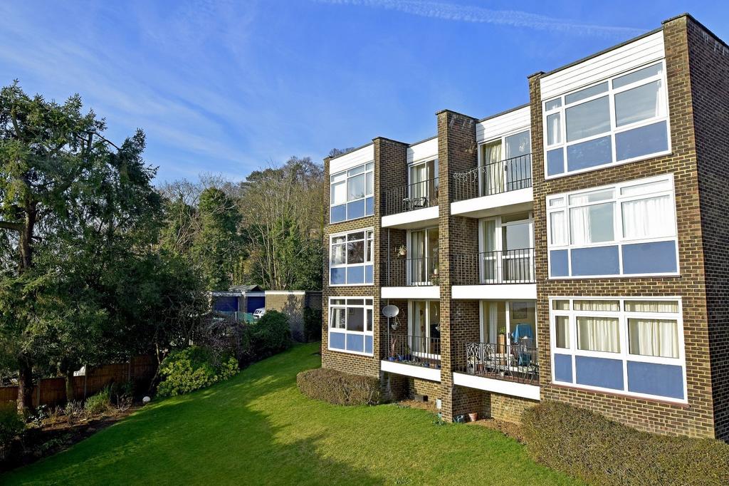 Filmer Grove, Surrey GU7 2 bed flat - £280,000