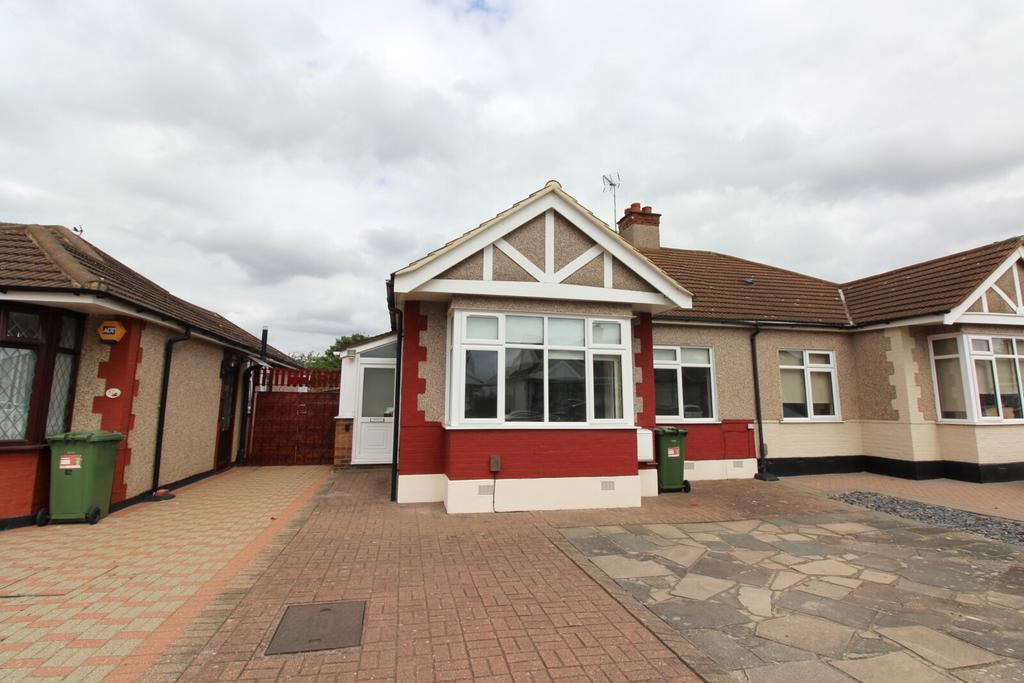 Randall Drive, RM12 2 bed bungalow to rent - £1,750 pcm (£404 pw)