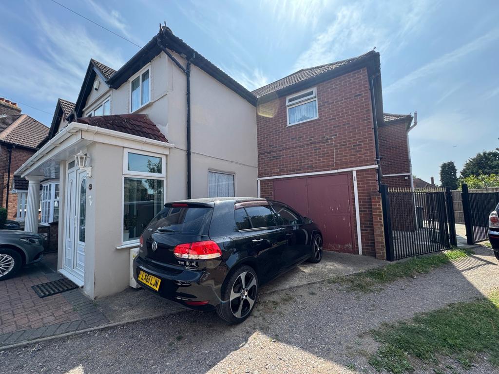 Sutton Square, Hounslow, TW5 1 bed flat to rent - £1,400 pcm (£323 pw)