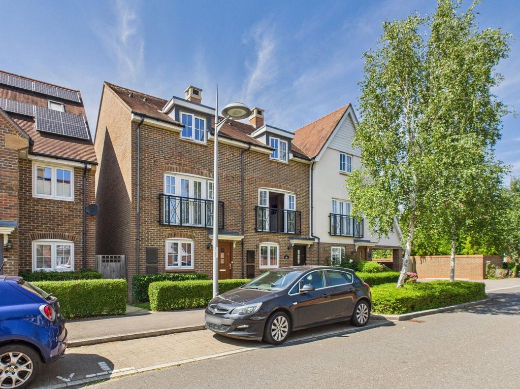 Beeches Way, Horsham RH12 4 bed terraced house - £450,000