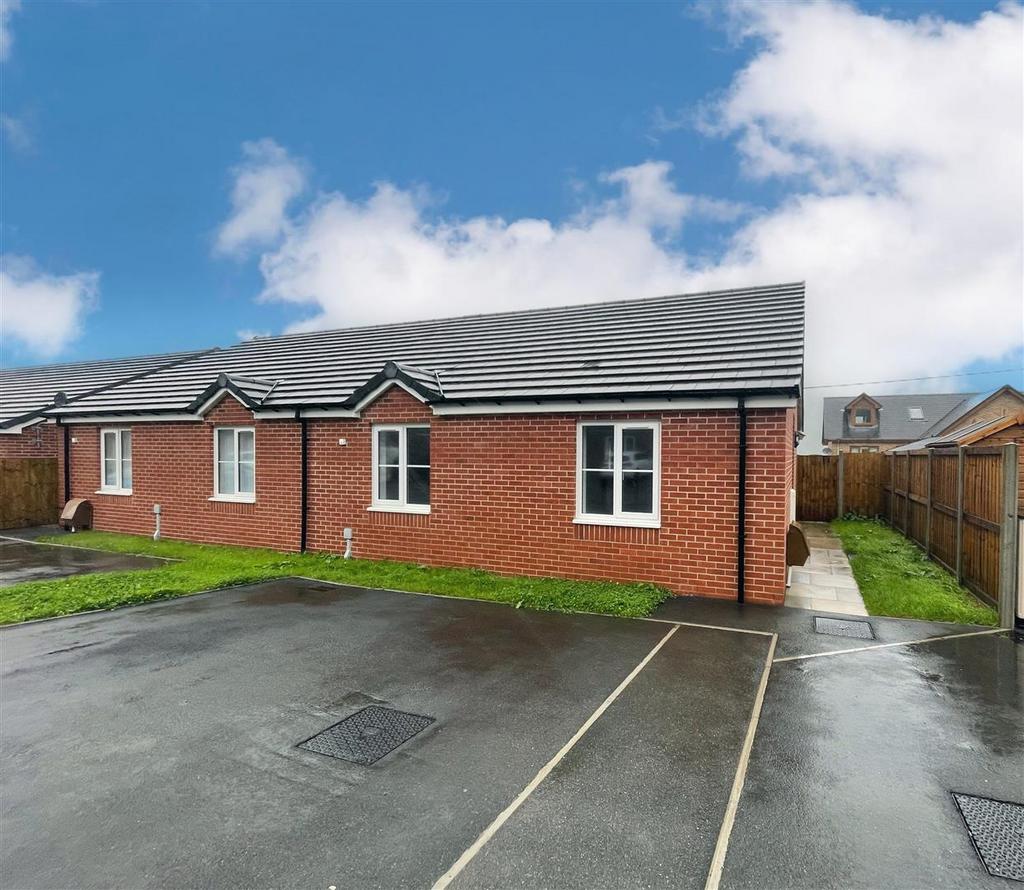 Clos Yr Ysgol, Clyne, Neath 2 bed semi-detached bungalow for sale - £ ...