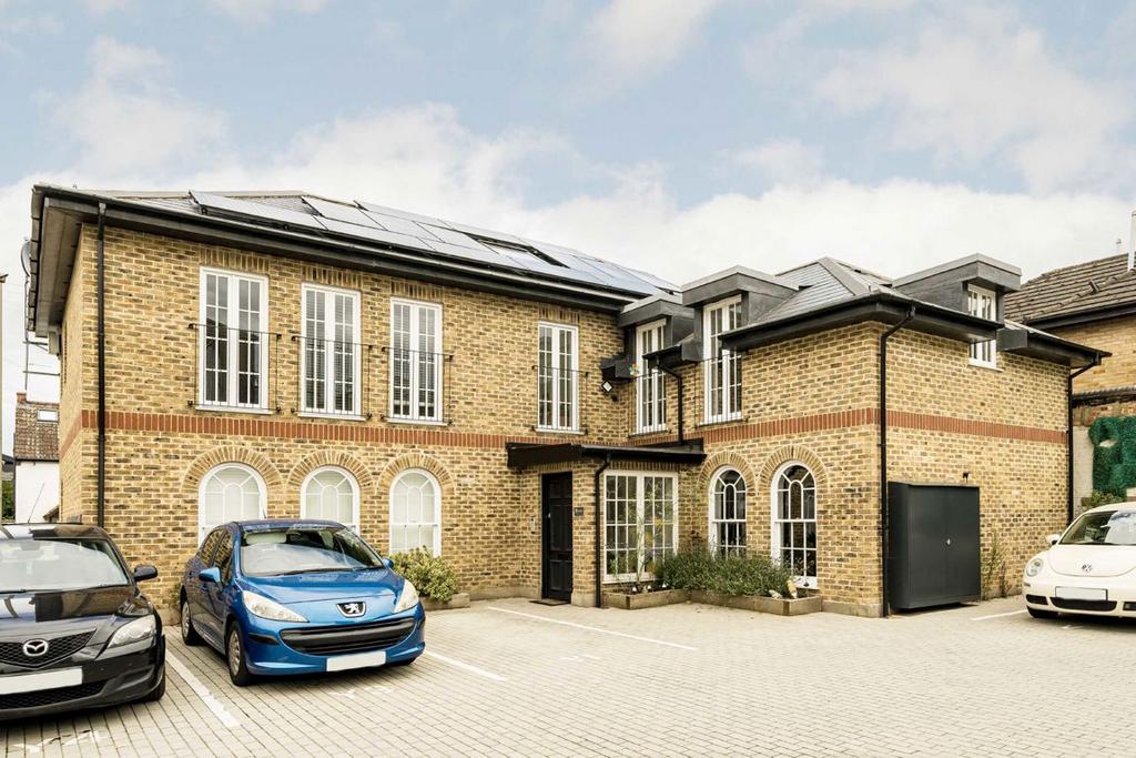 Priory Close, Sunbury-On-Thames TW16 2 bed flat to rent - £2,000 pcm (£ ...