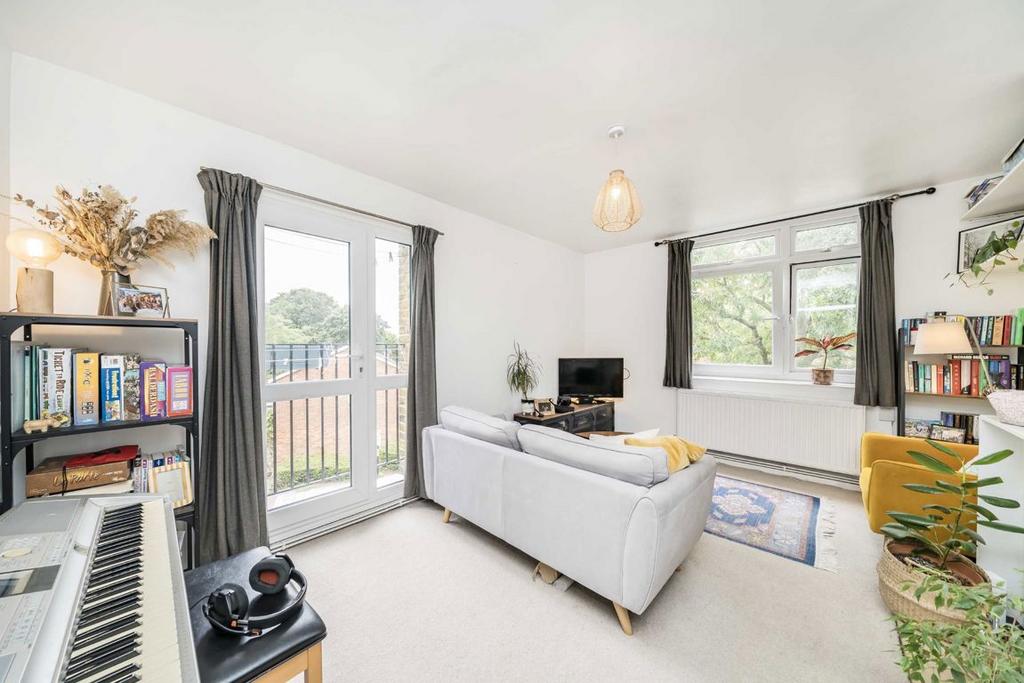 Deeside Road, London SW17 1 bed flat - £1,500 pcm (£346 pw)