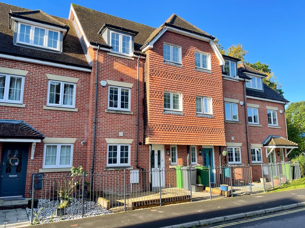 Hawthorn Way, Lindford, Bordon... 4 bed townhouse - £2,100 pcm (£485 pw)