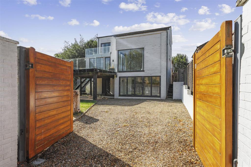 Cheapside Road, Ascot 4 bed detached house to rent - £3,000 pcm (£692 pw)