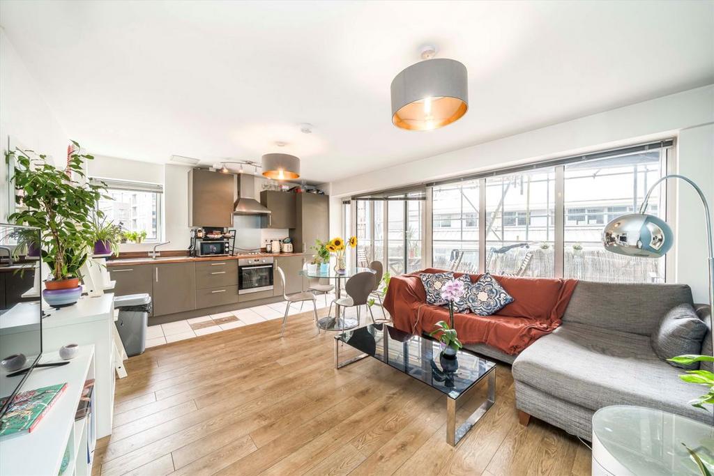 Wallwood Street, London E14 2 bed flat - £2,396 pcm (£553 pw)
