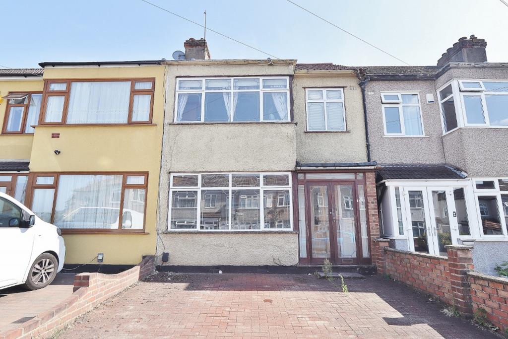 Gelsthorpe Road, Collier Row, RM5 3 bed terraced house for sale - £400,000