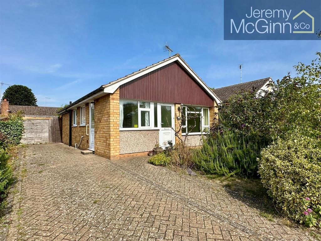 Augustus Drive, Alcester 2 bed detached bungalow for sale - £325,000