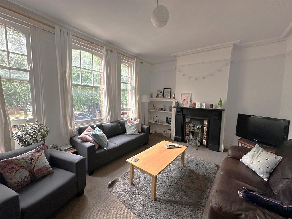 Battersea Park Road, London SW11 4 bed flat - £3,500 pcm (£808 pw)