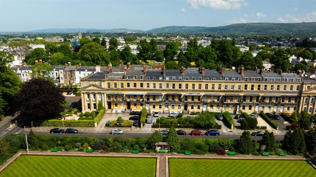 Suffolk Square, Cheltenham 2 bed flat - £1,100 pcm (£254 pw)