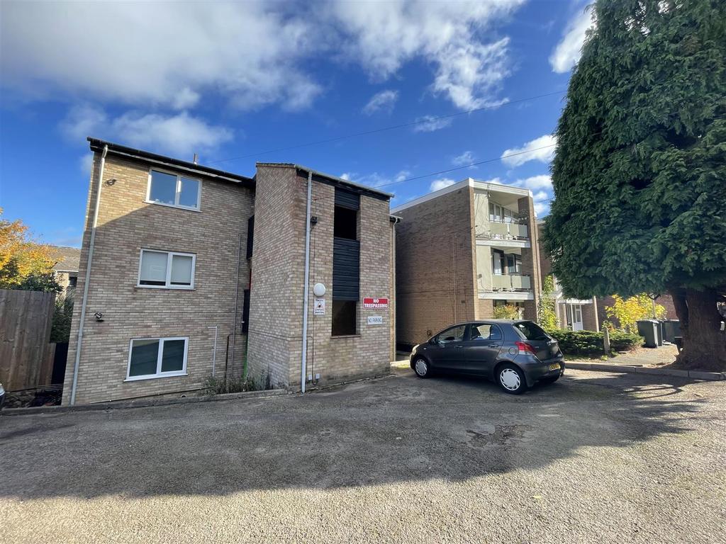 Pollard Court, Stoneygate 1 bed flat - £115,000