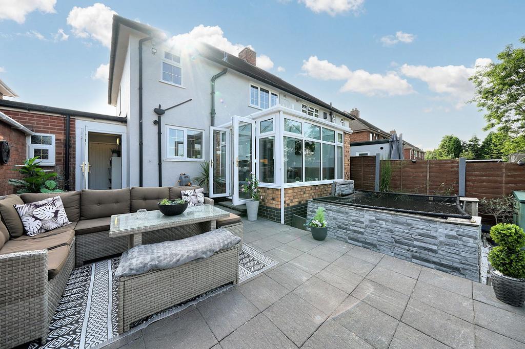 Ashmore Avenue, Wolverhampton WV11 3 bed semi-detached house - £250,000