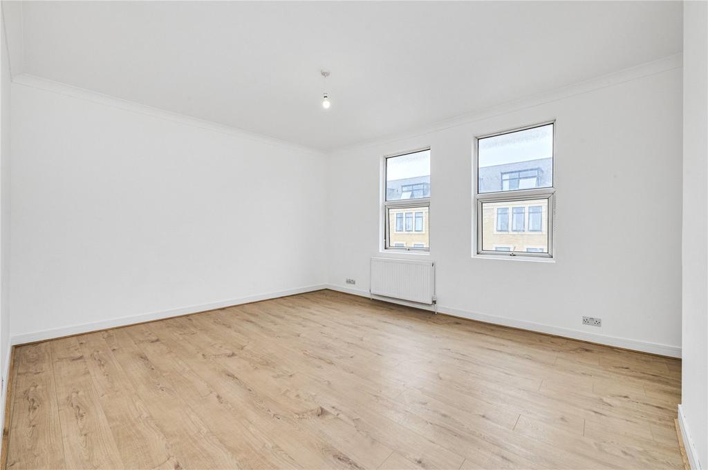 Balham High Road, London, SW12 2 bed penthouse - £2,400 pcm (£554 pw)
