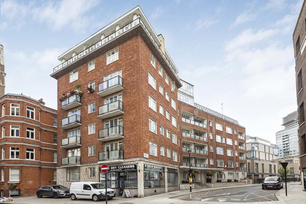 Buckingham Gate, London, SW1E Studio - £1,675 pcm (£387 pw)