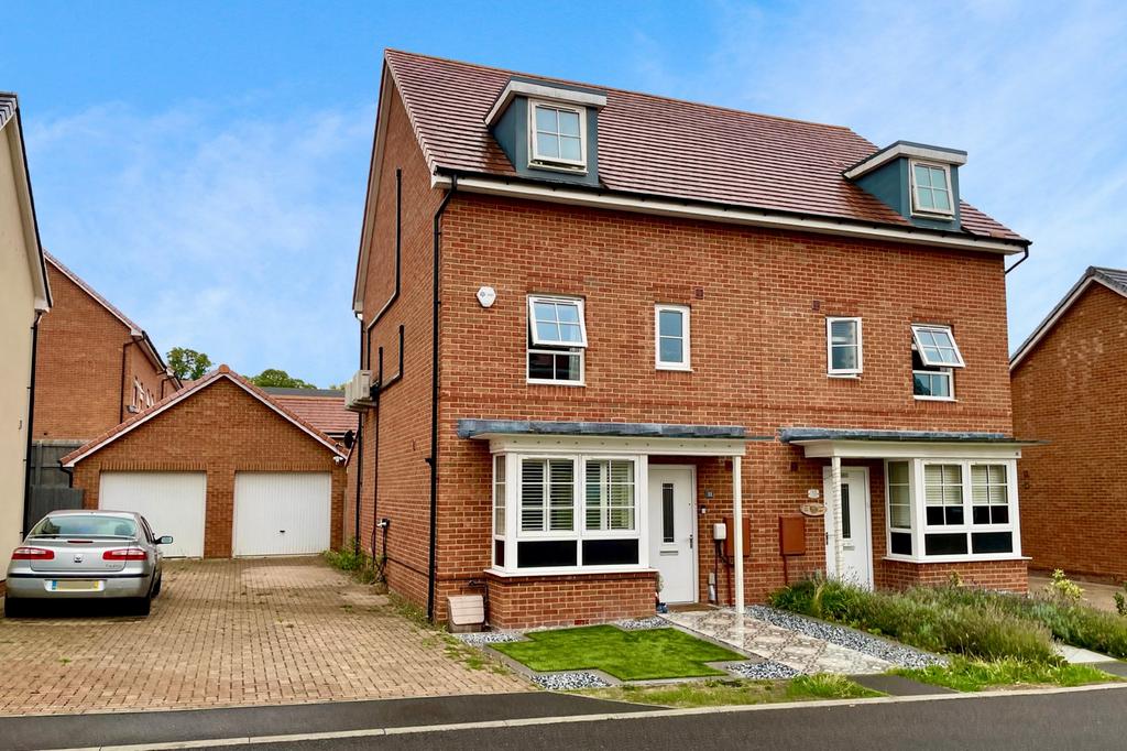 Frost Drive, ALDERSHOT GU11 4 bed semi-detached house - £500,000