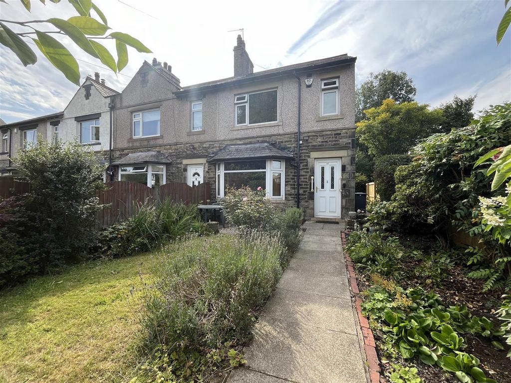 Wyke Crescent, Bradford BD12 3 bed end of terrace house - £180,000